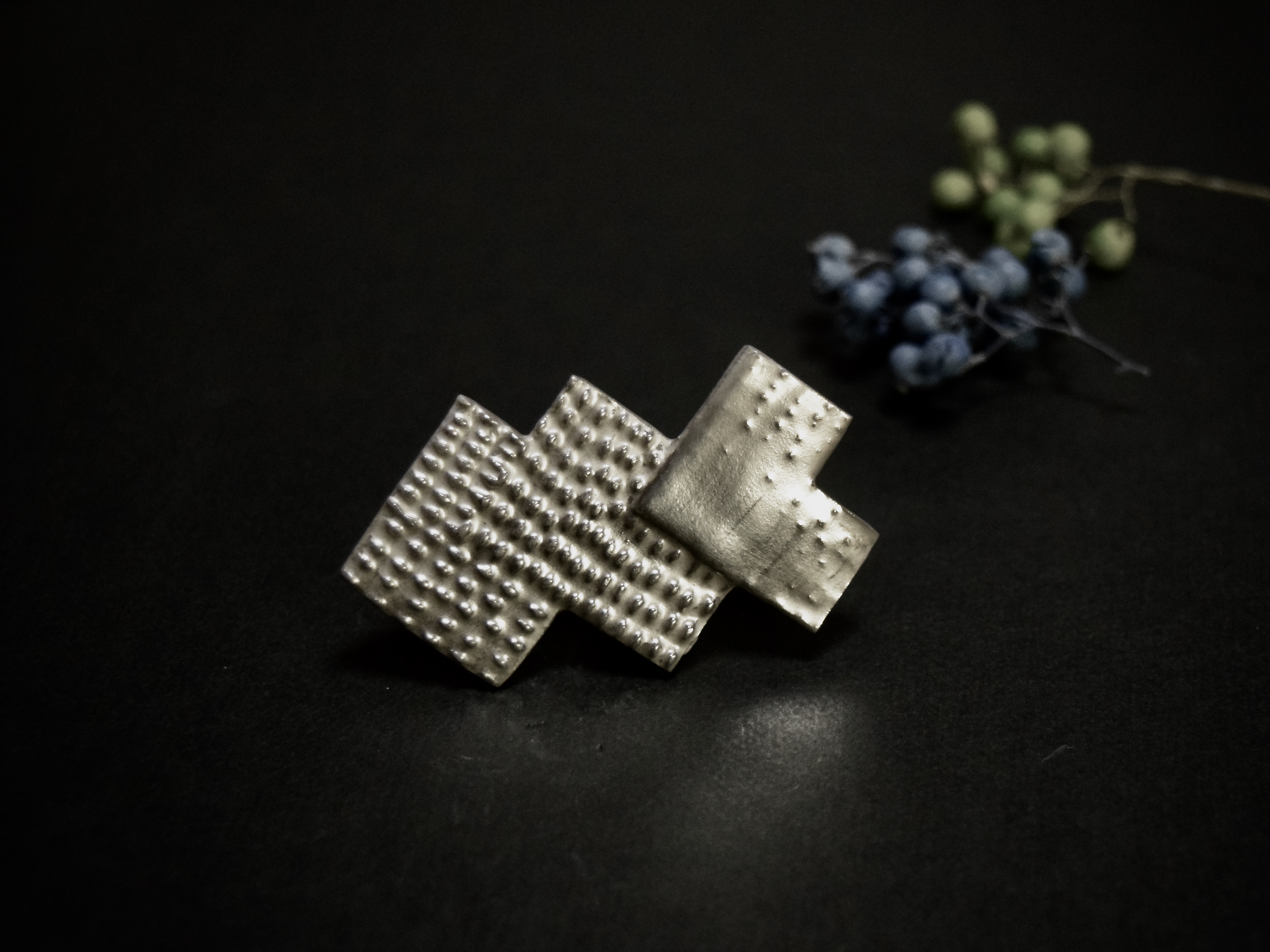 AKI KASARAブローチ展 gallery hiyori | iichi 日々の暮らしを心地よくするハンドメイドやアンティークのマーケットプレイス