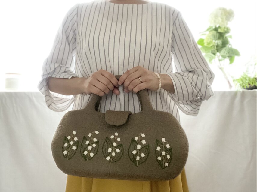 羊毛刺繍フェルトバック/鈴蘭 | iichi 日々の暮らしを心地よくするハンドメイドやアンティークのマーケットプレイス