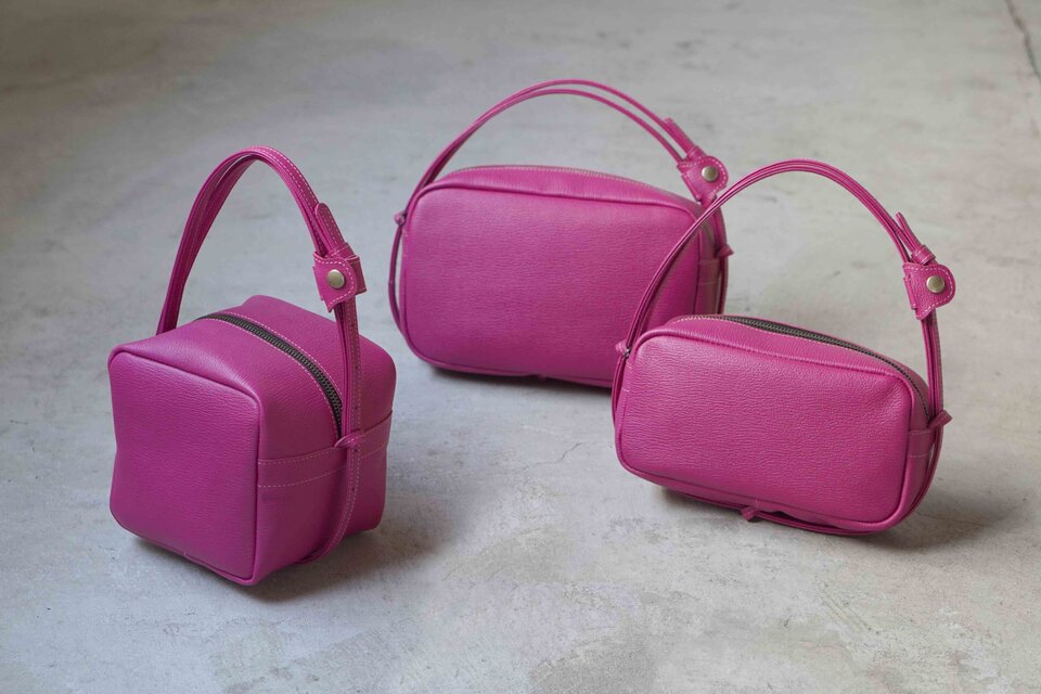 チェリーパープル・2WAY機能キューブポシェット 内装キーホルダー付き：ポケット機能充実しています。 | iichi 日々の暮らしを心地よくするハンドメイドやアンティークのマーケットプレイス