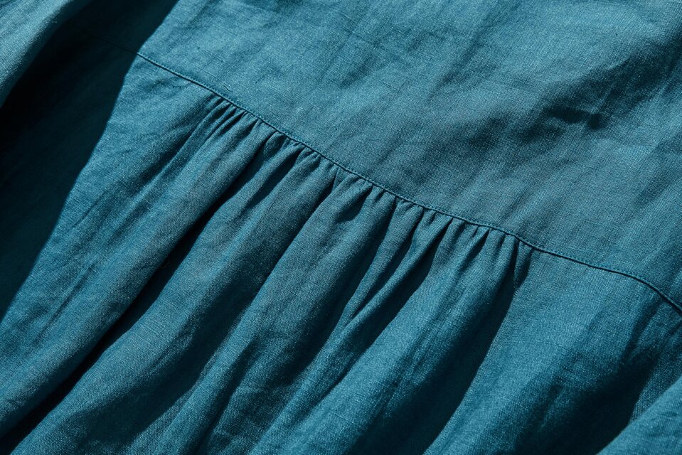 他にないデザイン♪バンドカラリネンシャツ リネン100％ 長袖 孔雀色 230923-4 | iichi 日々の暮らしを心地よくするハンドメイドやアンティークのマーケットプレイス