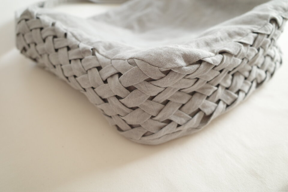 Lattice Smocking刺繍のバッグ・グレー | iichi 日々の暮らしを心地よくするハンドメイドやアンティークのマーケットプレイス