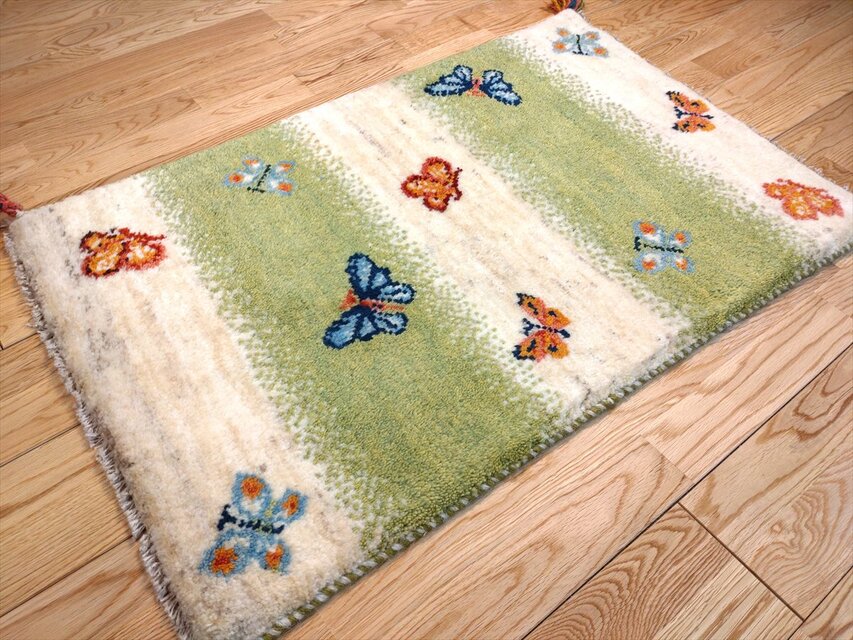 新規入荷】ペルシャ ギャッベ 玄関マット 90×60cm アイボリー 緑 蝶 | iichi 日々の暮らしを心地よくするハンドメイドやアンティークのマーケットプレイス