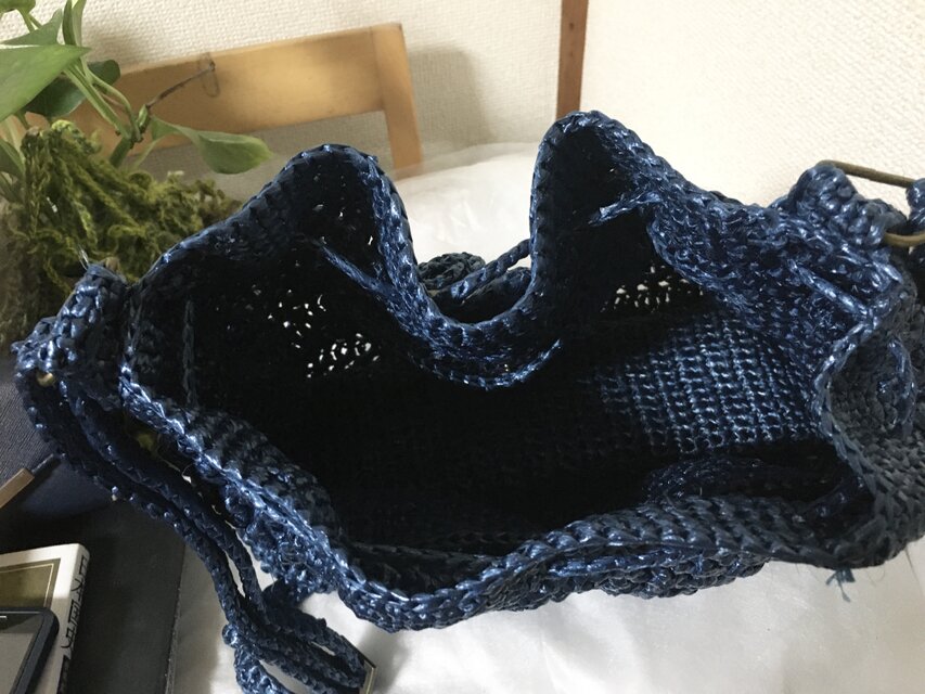 スズランテープの巾着型ショルダーバッグ ネイビー | iichi 日々の暮らしを心地よくするハンドメイドやアンティークのマーケットプレイス