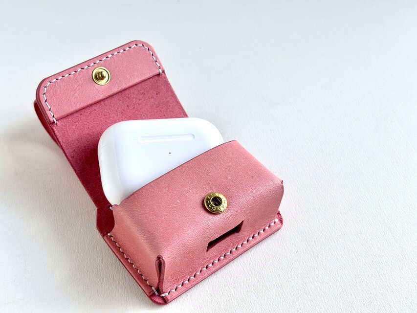 [ 春限定色 ] AirPods Pro ケース ｜ イタリア産/革小物/桜カラー/お出かけ | iichi 日々の暮らしを心地よくするハンドメイドやアンティークのマーケットプレイス