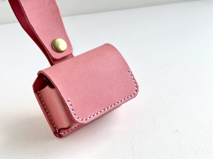 [ 春限定色 ] AirPods Pro ケース ｜ イタリア産/革小物/桜カラー/お出かけ | iichi 日々の暮らしを心地よくするハンドメイドやアンティークのマーケットプレイス