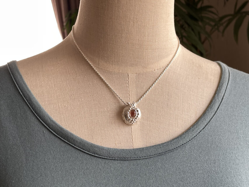 情熱の赤い果肉《セット》ざくろネックレス | iichi 日々の暮らしを心地よくするハンドメイドやアンティークのマーケットプレイス