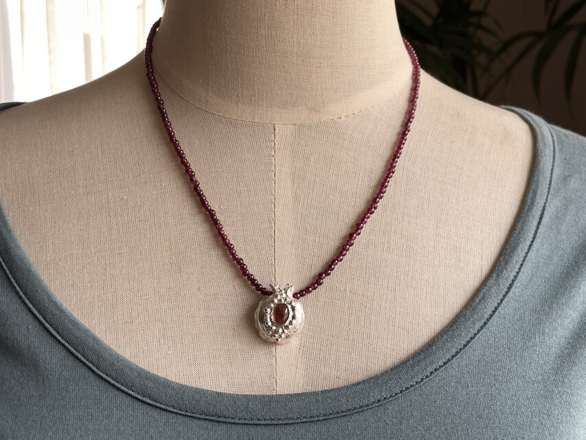 情熱の赤い果肉《セット》ざくろネックレス | iichi 日々の暮らしを心地よくするハンドメイドやアンティークのマーケットプレイス