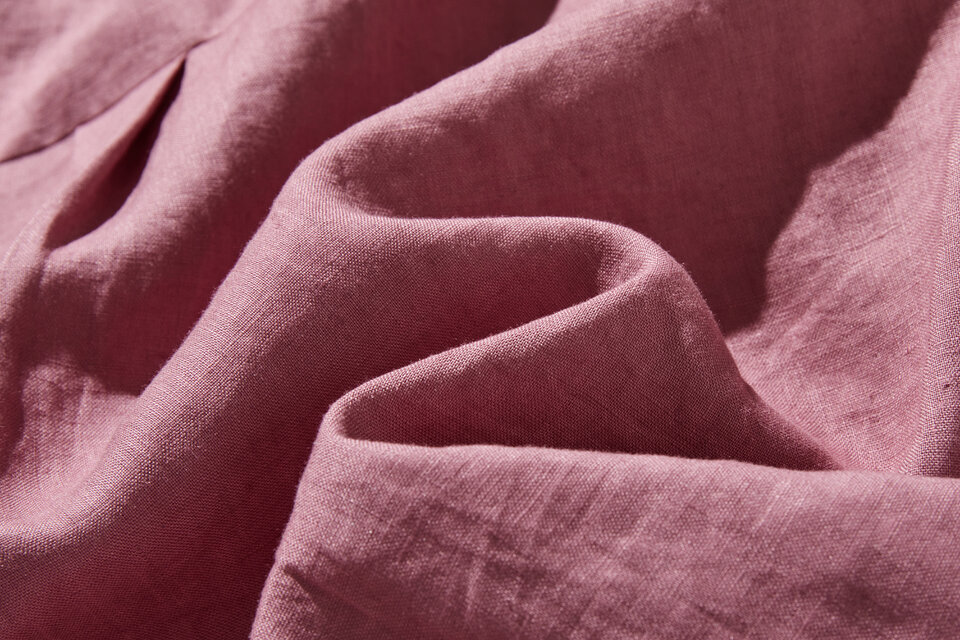 着るほどに味わい深い フランスリネン こだわりVネックシャツ 明るい渋い赤 250421-3 | iichi 日々の暮らしを心地よくするハンドメイドやアンティークのマーケットプレイス