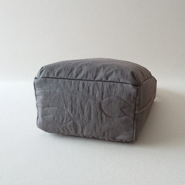 tulip applique one-handle bag | iichi 日々の暮らしを心地よくするハンドメイドやアンティークのマーケットプレイス