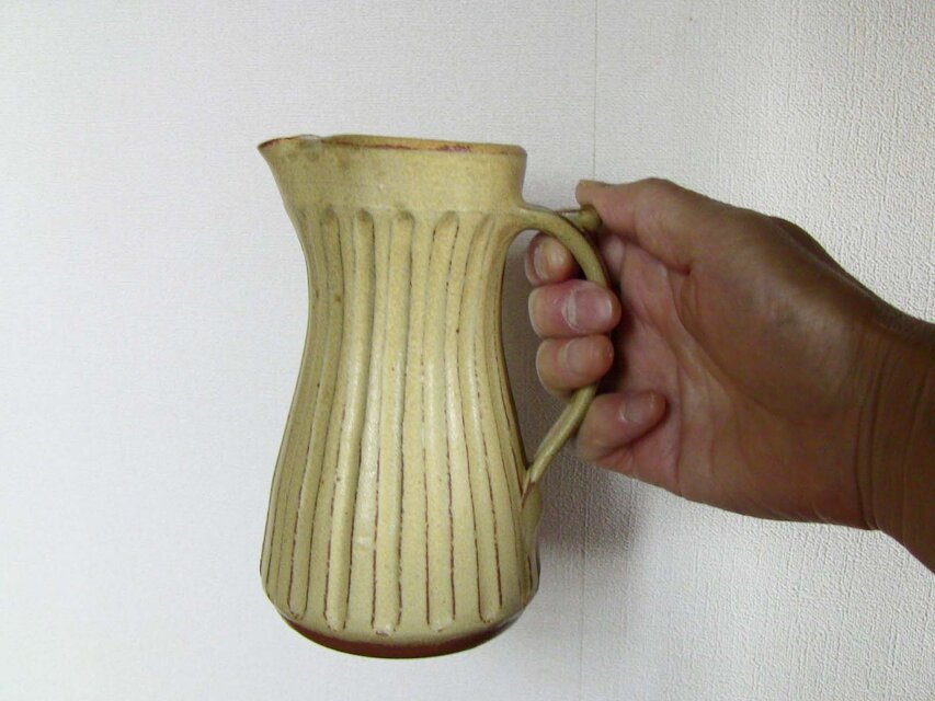 しのぎ手ピッチャー（伊羅保）15cm | iichi 日々の暮らしを心地よくするハンドメイドやアンティークのマーケットプレイス