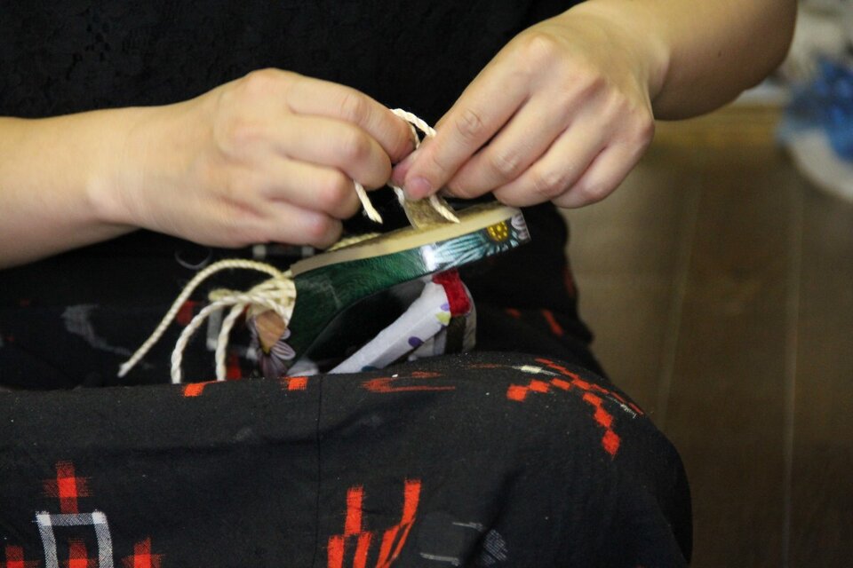 L 背の高くなる下駄 花 グリーン 日本桐 | iichi 日々の暮らしを心地よくするハンドメイドやアンティークのマーケットプレイス