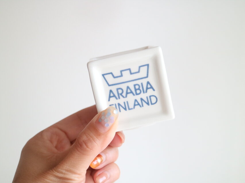 ARABIA / ディーラーサイン No.5947 | iichi 日々の暮らしを心地よくするハンドメイドやアンティークのマーケットプレイス