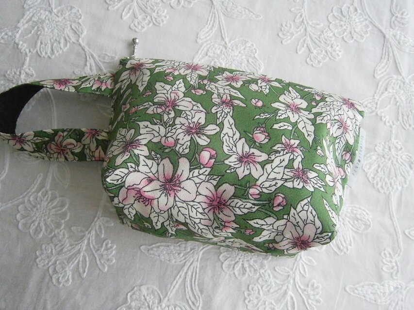 Retrobotanical×linen LightWeightBag＆pouch | iichi 日々の暮らしを心地よくするハンドメイドやアンティークのマーケットプレイス