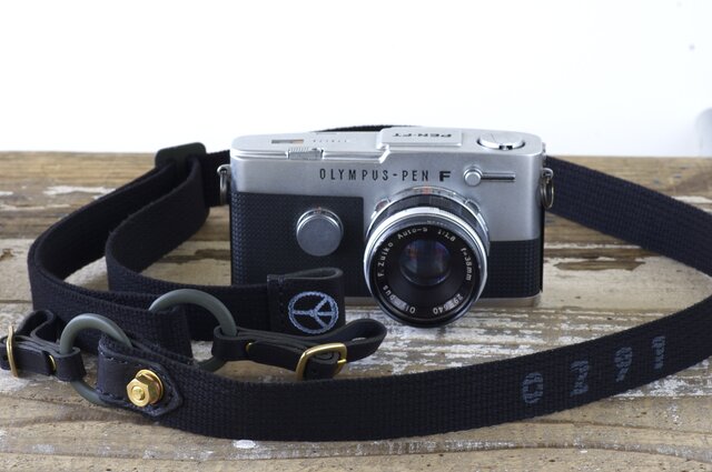 BOLT DOWN BLACKカメラストラップ[受注生産] | iichi 日々の暮らしを心地よくするハンドメイドやアンティークのマーケットプレイス