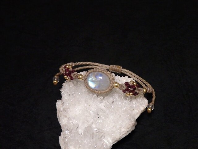 出逢った満月の夜に。 / レインボームーンストーンマクラメブレスレット | iichi ハンドメイド・クラフト作品・手仕事品の通販