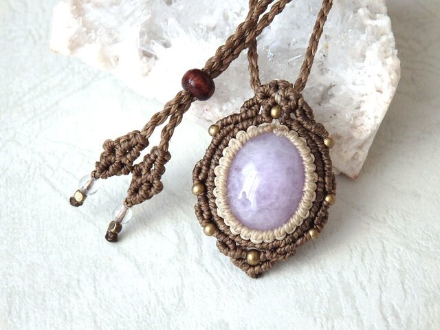 ホワイトラベンダージェイドマクラメペンダント | iichi 日々の暮らしを心地よくするハンドメイドやアンティークのマーケットプレイス