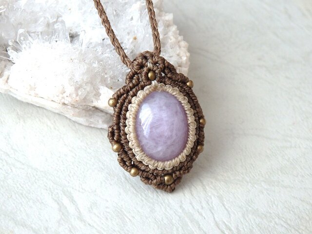 ホワイトラベンダージェイドマクラメペンダント | iichi 日々の暮らしを心地よくするハンドメイドやアンティークのマーケットプレイス