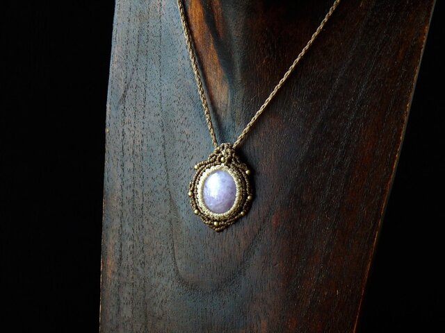 ホワイトラベンダージェイドマクラメペンダント | iichi 日々の暮らしを心地よくするハンドメイドやアンティークのマーケットプレイス