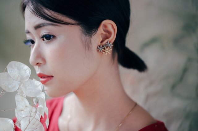 COR-DATE 花満開スワロフスキーイヤリング（バネ式ネジ調整） | iichi ハンドメイド・クラフト作品・手仕事品の通販