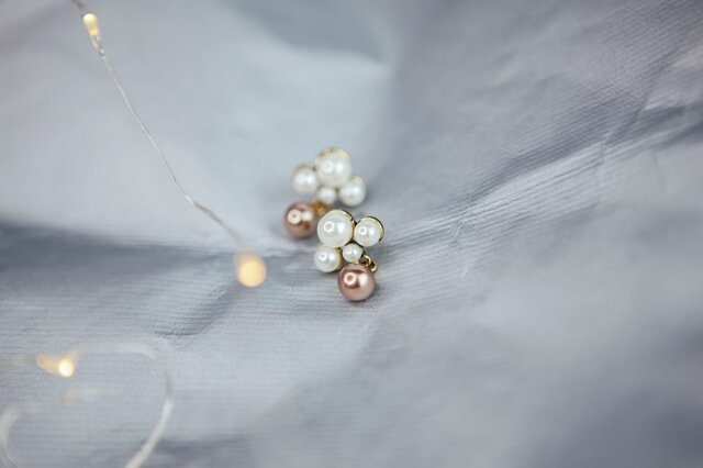 COR-DATE 雲のゆらり真珠ピアス，シャンパンパール | iichi 日々の暮らしを心地よくするハンドメイドやアンティークのマーケットプレイス