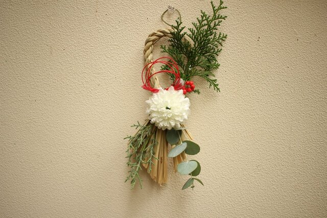 しめ縄アレンジ雫型 白 20cm | iichi 日々の暮らしを心地よくするハンドメイドやアンティークのマーケットプレイス