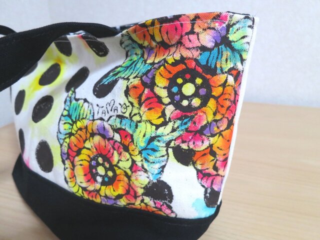 帆布のドット×花柄トートバッグ（内ポケット・マグネットボタン付き）W01 | iichi ハンドメイド・クラフト作品・手仕事品の通販