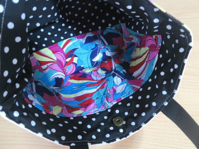 帆布のドット×花柄トートバッグ（内ポケット・マグネットボタン付き）W01 | iichi ハンドメイド・クラフト作品・手仕事品の通販