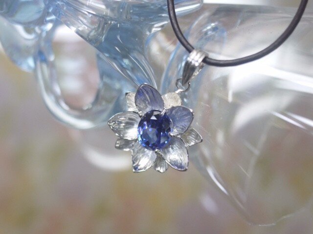 Lily lotus flower 〜天からの授かり〜 | iichi 日々の暮らしを心地よくするハンドメイドやアンティークのマーケットプレイス