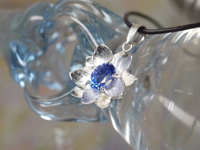 Lily lotus flower 〜天からの授かり〜 | iichi 日々の暮らしを心地よくするハンドメイドやアンティークのマーケットプレイス