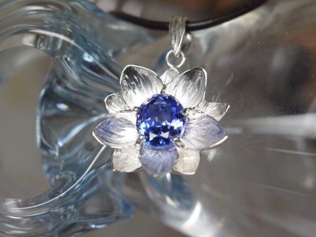 Lily lotus flower 〜天からの授かり〜 | iichi 日々の暮らしを心地よくするハンドメイドやアンティークのマーケットプレイス