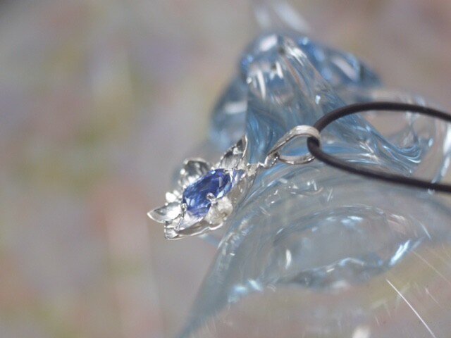 Lily lotus flower 〜天からの授かり〜 | iichi 日々の暮らしを心地よくするハンドメイドやアンティークのマーケットプレイス