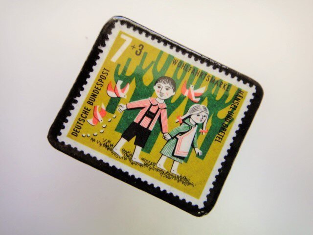 ドイツ 童話 ヘンゼルとグレーテル切手ブローチ2291 | iichi ハンドメイド・クラフト作品・手仕事品の通販