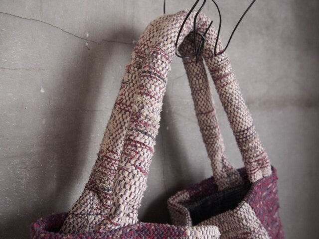 裂き織り/白ト赤ノハグバッグ (+orimi) | iichi ハンドメイド・クラフト作品・手仕事品の通販