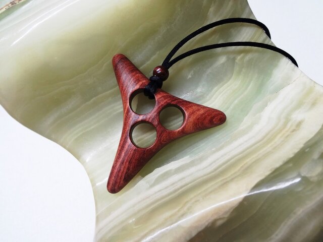 宇宙からのペンダント・サザンローズ200－7 | iichi 日々の暮らしを心地よくするハンドメイドやアンティークのマーケットプレイス