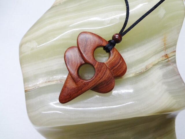 宇宙からのペンダント・サザンローズ200－17 | iichi 日々の暮らしを心地よくするハンドメイドやアンティークのマーケットプレイス