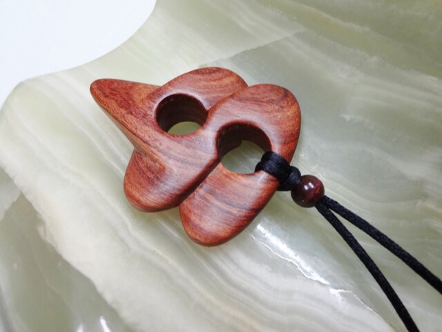 宇宙からのペンダント・サザンローズ200－17 | iichi 日々の暮らしを心地よくするハンドメイドやアンティークのマーケットプレイス