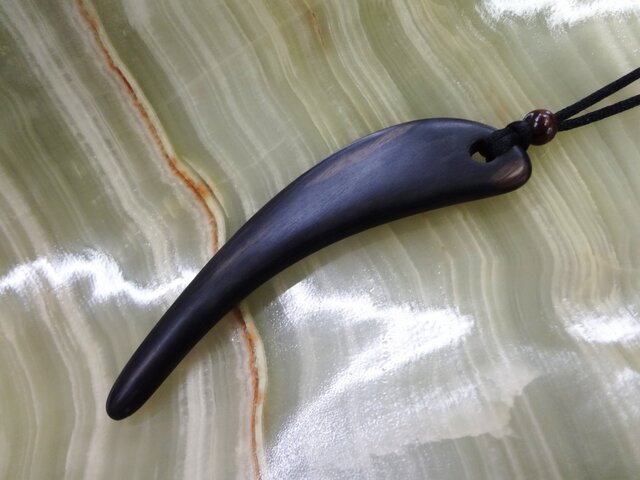 ロング勾玉・縞黒檀コレクションS－10 | iichi 日々の暮らしを心地よくするハンドメイドやアンティークのマーケットプレイス