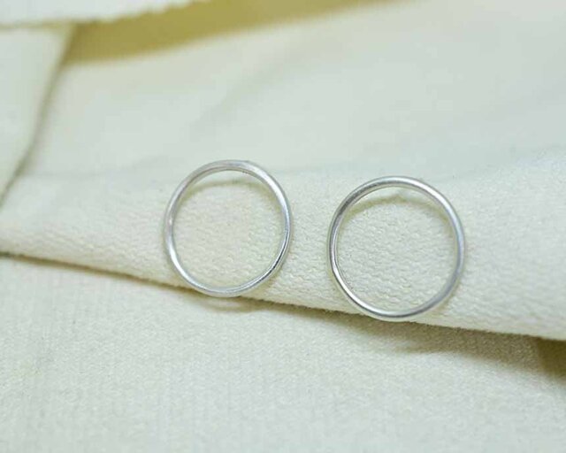 シルバーピアス circle | iichi 日々の暮らしを心地よくするハンドメイドやアンティークのマーケットプレイス