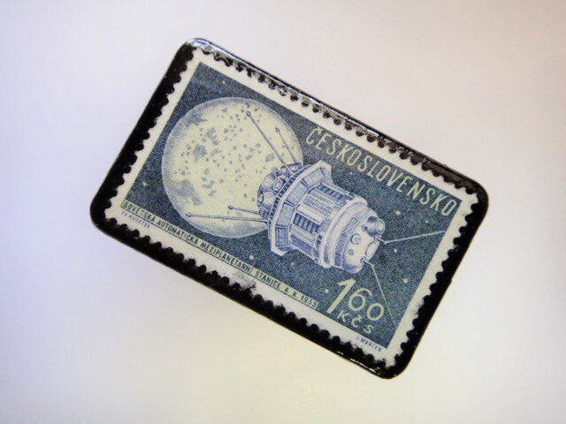 チェコスロバキア 宇宙切手ブローチ 2712 | iichi 日々の暮らしを心地よくするハンドメイドやアンティークのマーケットプレイス