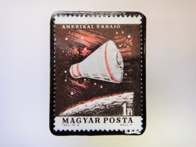 ハンガリー 宇宙切手ブローチ 2718 | iichi 日々の暮らしを心地よくするハンドメイドやアンティークのマーケットプレイス