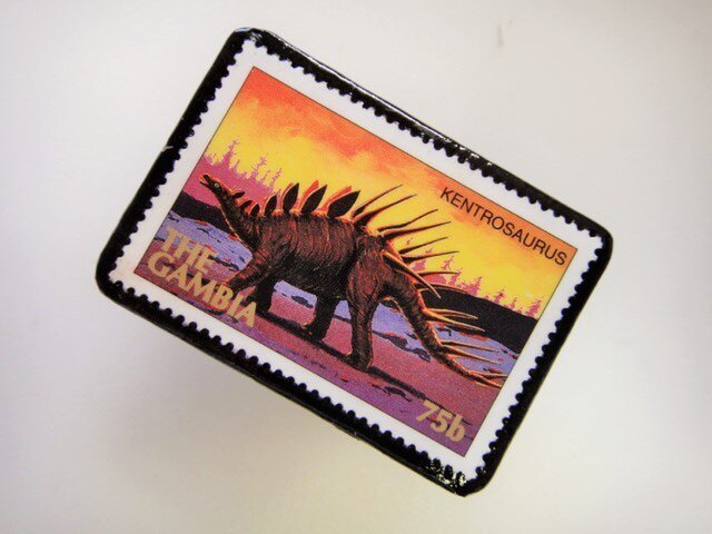 ガンビア 恐竜切手ブローチ 2738 | iichi 日々の暮らしを心地よくするハンドメイドやアンティークのマーケットプレイス
