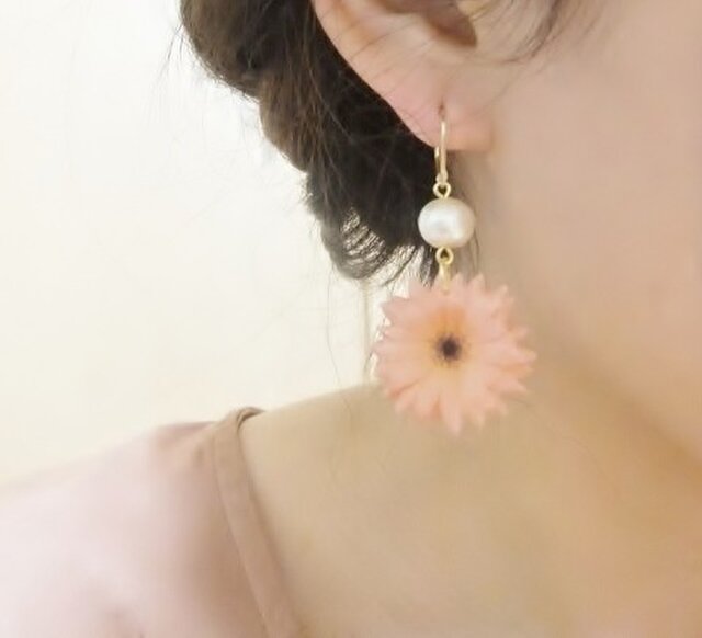 （再）ガーベラ×コットンパールピアス | iichi 日々の暮らしを心地よくするハンドメイドやアンティークのマーケットプレイス