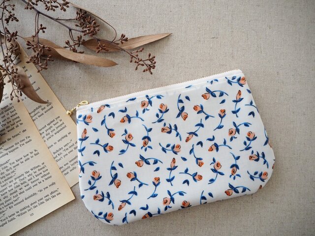 ラミネートラウンドポーチ 「Floating Flora」オレンジ | iichi ハンドメイド・クラフト作品・手仕事品の通販