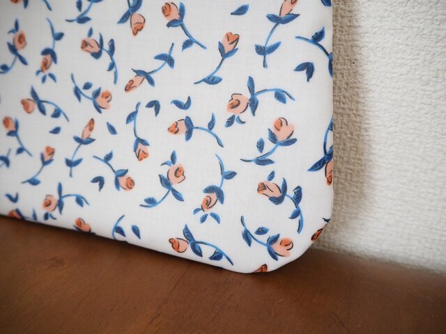 ラミネートラウンドポーチ 「Floating Flora」オレンジ | iichi ハンドメイド・クラフト作品・手仕事品の通販