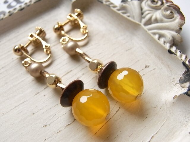 イエローメノオ×ウッドのイヤリング★2216-* | iichi 日々の暮らしを心地よくするハンドメイドやアンティークのマーケットプレイス