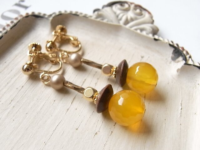 イエローメノオ×ウッドのイヤリング★2216-* | iichi 日々の暮らしを心地よくするハンドメイドやアンティークのマーケットプレイス