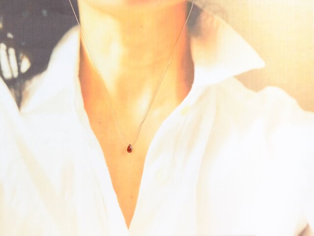 G69【心身をサポート】1月の誕生石 モザンビークガーネット 14kgf 肌にやさしい絹糸のネックレス | iichi 日々の暮らしを心地よくするハンドメイドやアンティークのマーケットプレイス