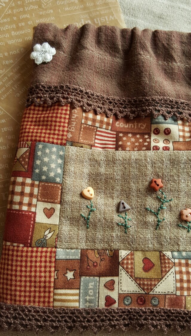 ＊カントリー風＊パッチワークのバネポーチ＊赤＊ | iichi 日々の暮らしを心地よくするハンドメイドやアンティークのマーケットプレイス