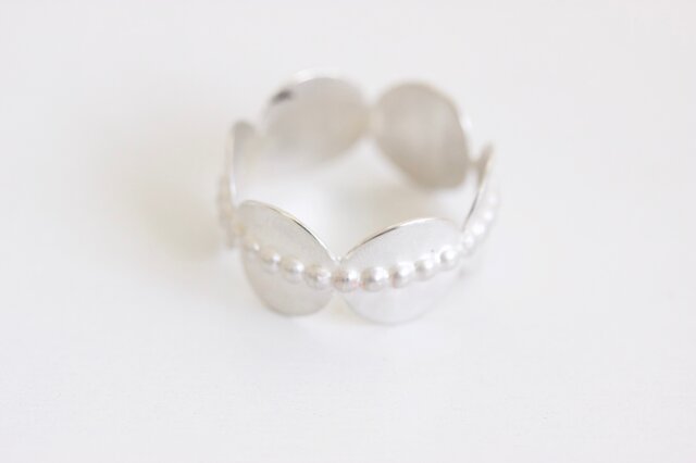 Round pearl wire ring | iichi 日々の暮らしを心地よくするハンドメイドやアンティークのマーケットプレイス