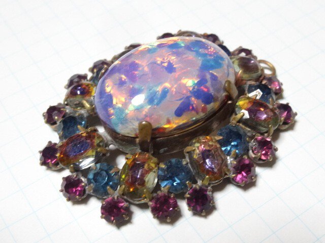 【素材・パーツ】Husár.Dヴィンテージ特大ハーレクイングラスオパールペンダントトップ | iichi 日々の暮らしを心地よくするハンドメイドやアンティークのマーケットプレイス